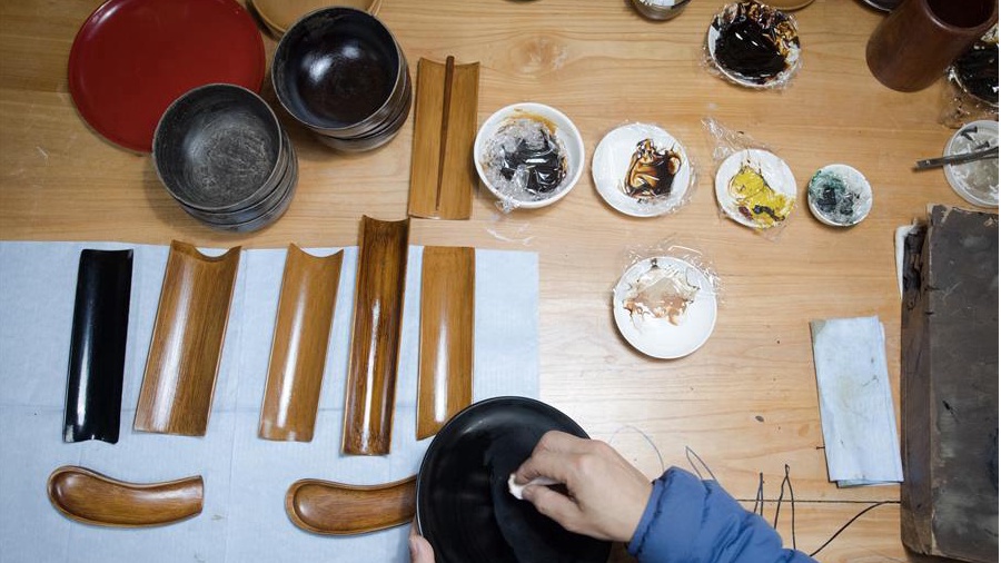 Man dedicated to revive traditional lacquer art in China