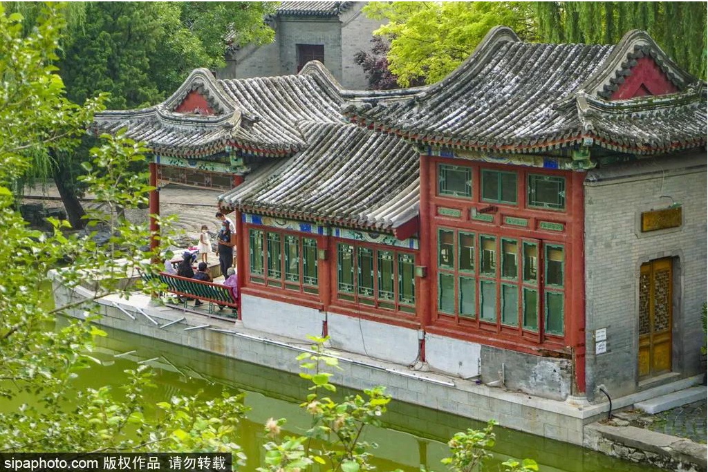 You can play at one metro station for a whole day! One stop for food ...