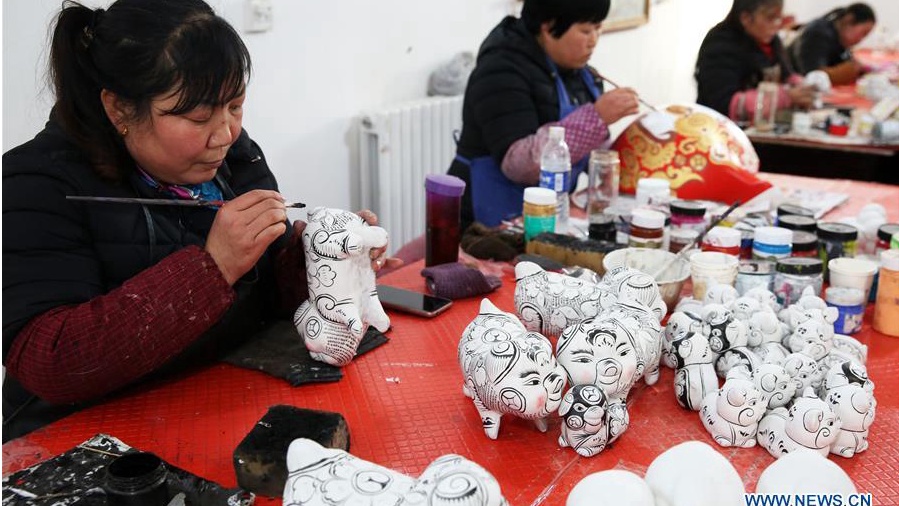 People make festive handicrafts, decorations for Spring Festival across ...