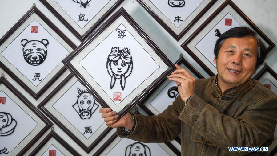 Deng Zhiyuan, master of "Wushan Iron Calligraphy"