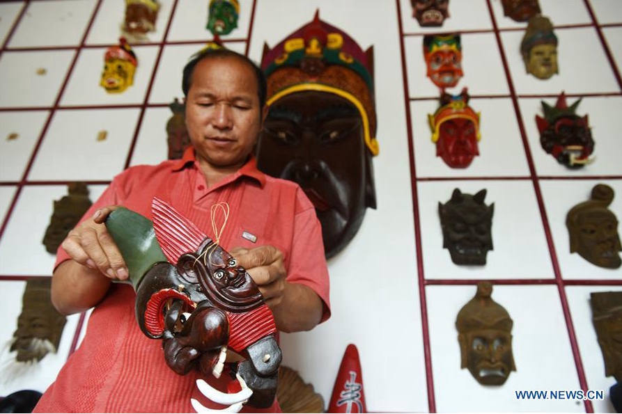 Pic story of inheritor of Nuo mask carving techniques in China