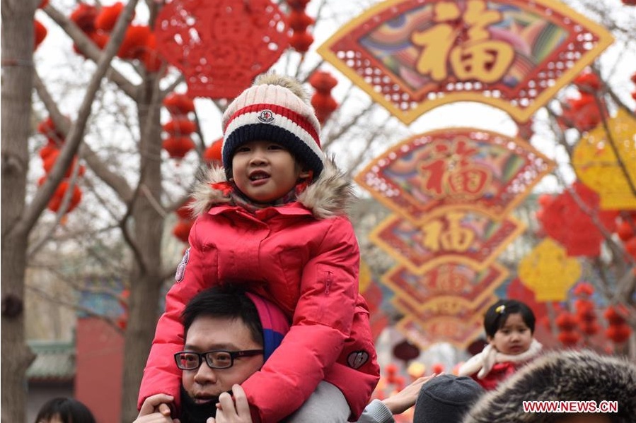 People enjoy themselves at Spring Festival temple fair in Beijing