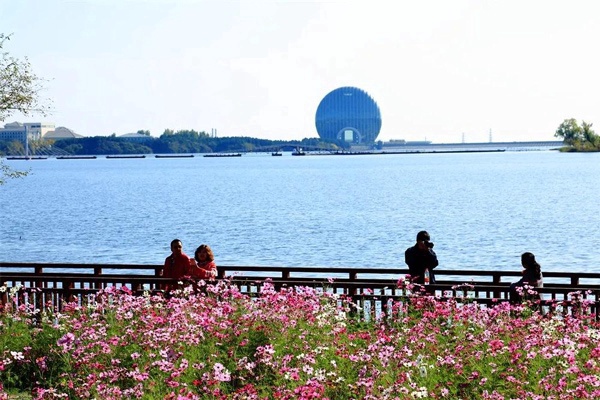 Yanqi Lake in Beijing is cool in summer and beautiful at night