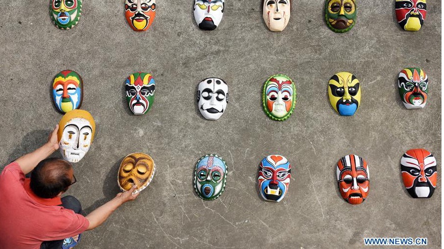 Pic story of inheritor of Nuo mask carving techniques in China