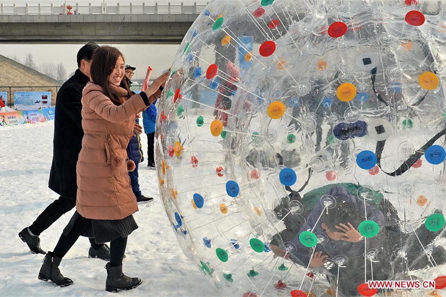 People enjoy themselves at Spring Festival temple fair in Beijing