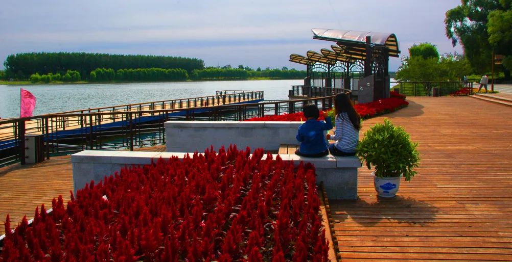 Enjoy the beautiful scenery along the Tongzhou Grand Canal