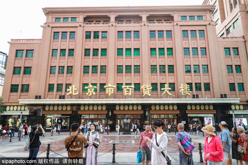 Explore Beijing's famous attractions by themed bus