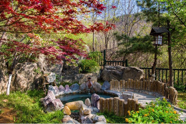 Go to a hot spring in late autumn