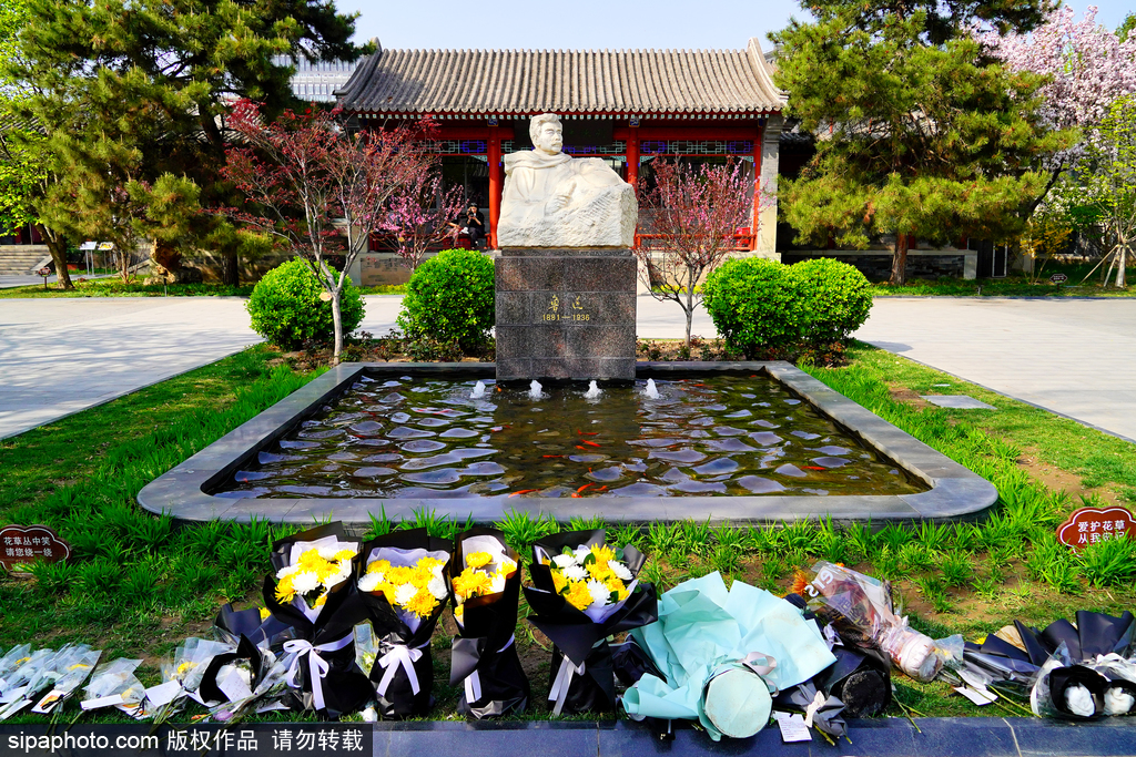 Explore Beijing's famous attractions by themed bus