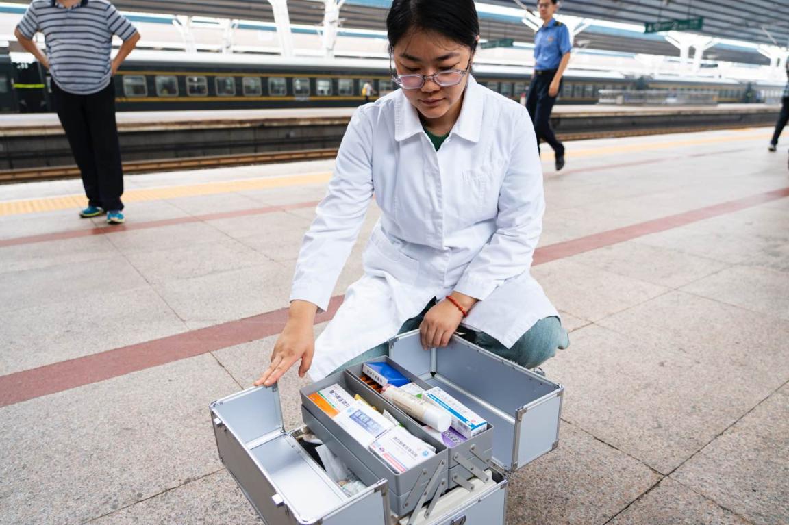 Over 400 passengers travel the plateau on the Beijing-Xizang train