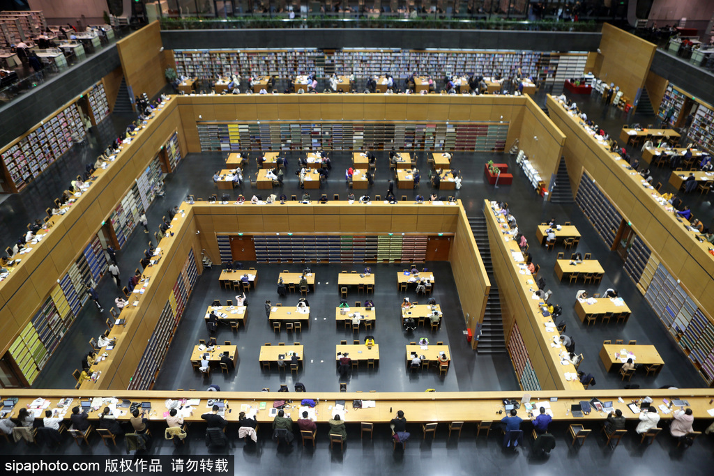 Explore Beijing's famous attractions by themed bus