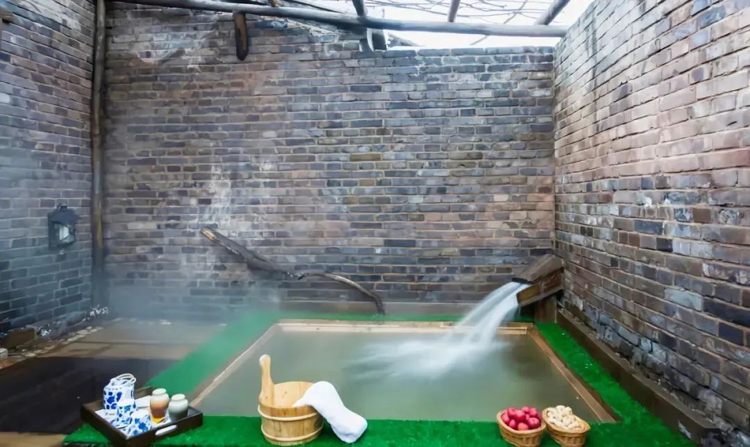 Go to a hot spring in late autumn
