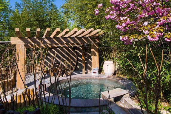 Go to a hot spring in late autumn