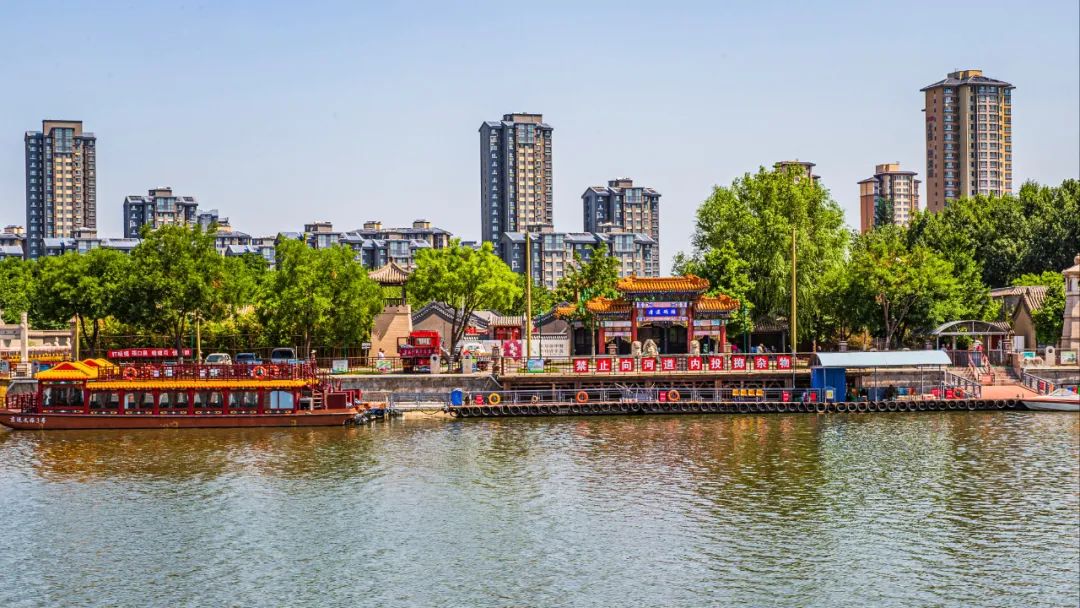 Enjoy the beautiful scenery along the Tongzhou Grand Canal