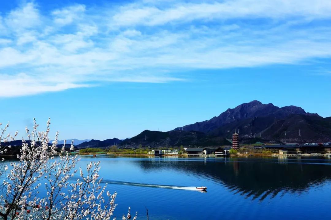 Cycling on Yanqi Lake to enjoy the surrounding scenery